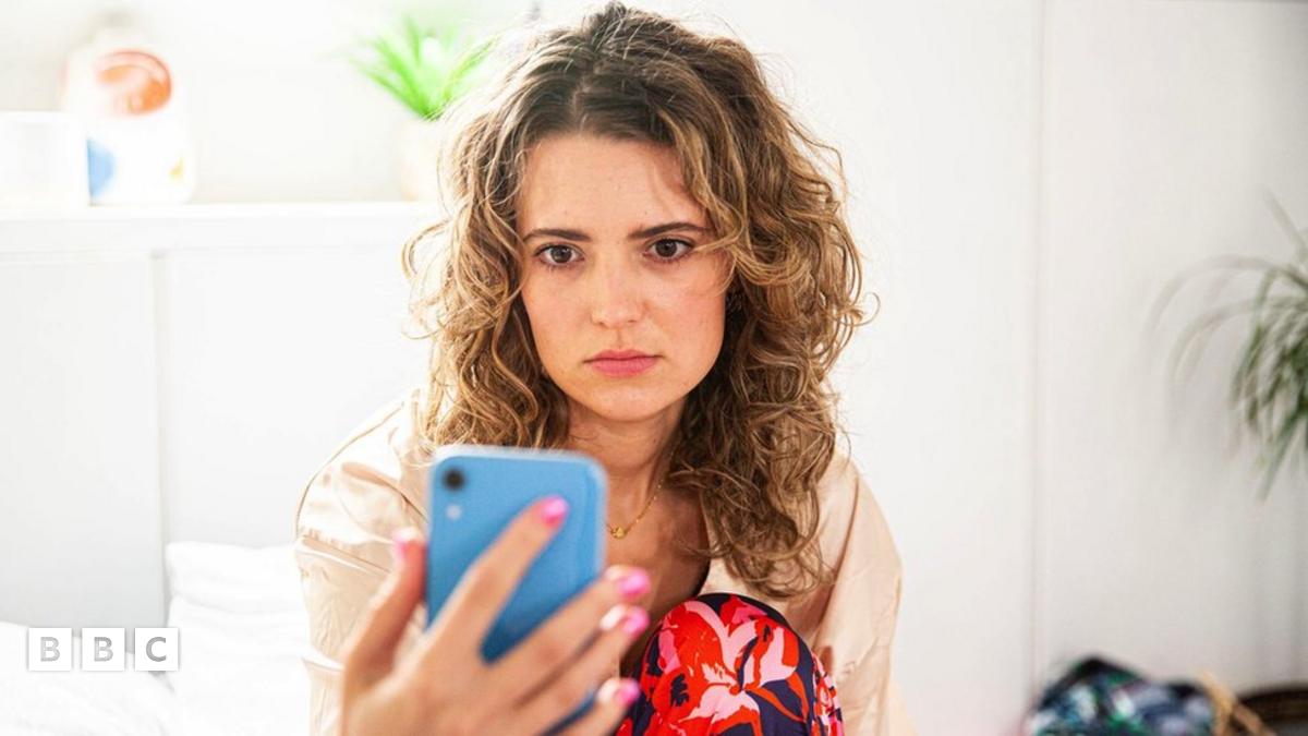 Mared Jarman: Dêtio gyda dallineb - BBC Cymru Fyw