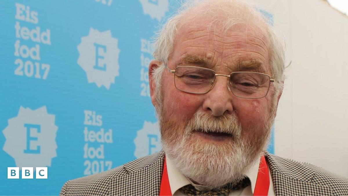 Cofio'r hyfforddwr a beirniad cerdd dant, Dan Puw - BBC Cymru Fyw