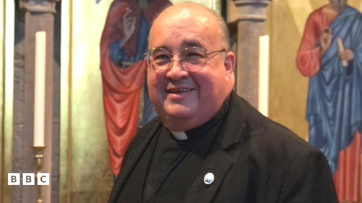 Yr Hybarch Dorrien Davies wedi'i benodi yn Esgob Tyddewi - BBC Cymru Fyw