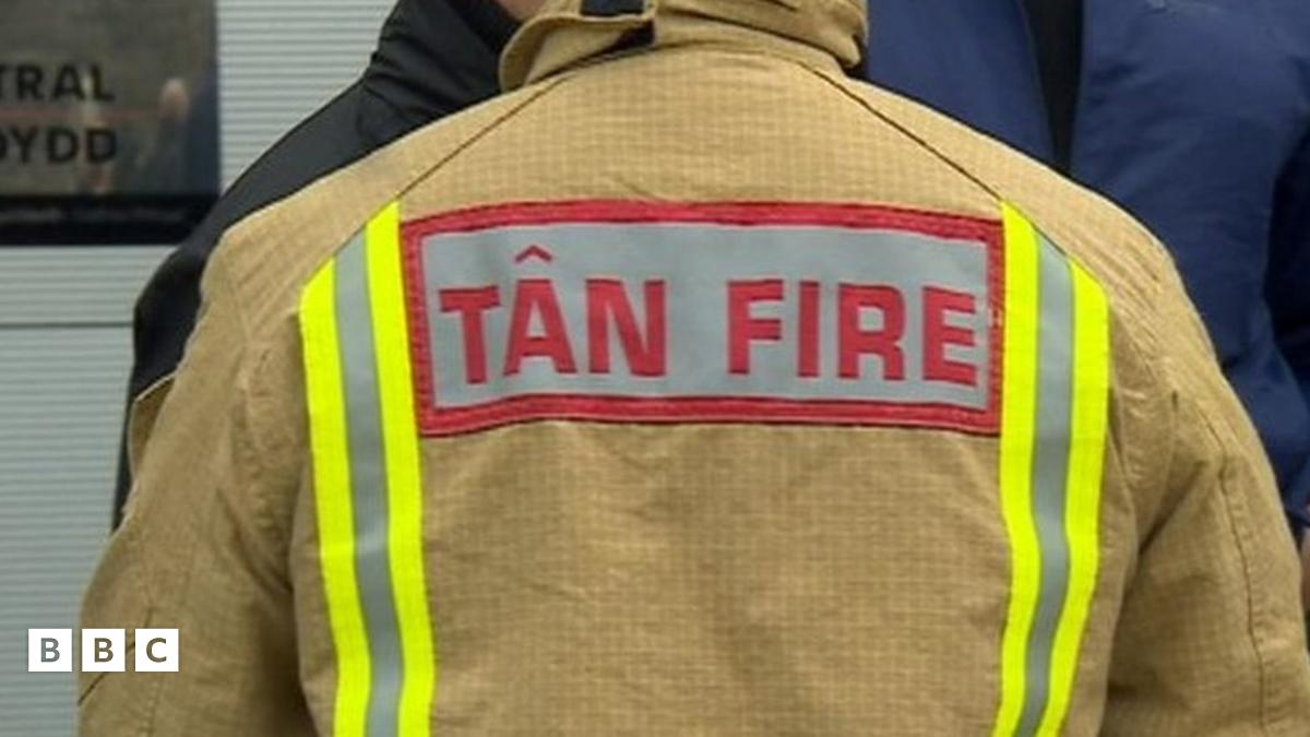 Dyn, 61, wedi marw yn dilyn tân mewn tŷ yn Abertawe - BBC Cymru Fyw