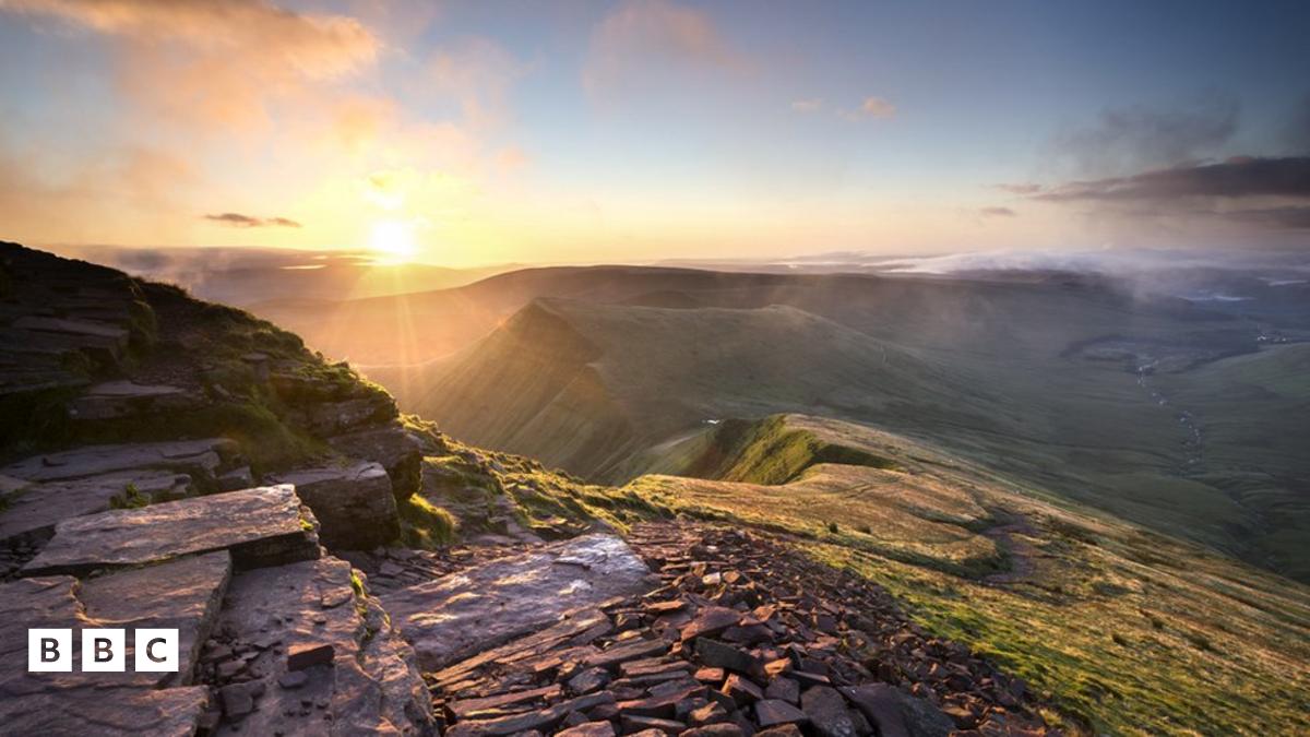 Busnesau'n galw am gadw enw Saesneg Bannau Brycheiniog - BBC Cymru Fyw