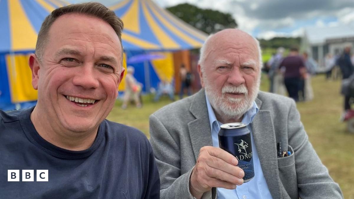 Yr ifanc a ŵyr? Lyn a Dylan Ebenezer - BBC Cymru Fyw