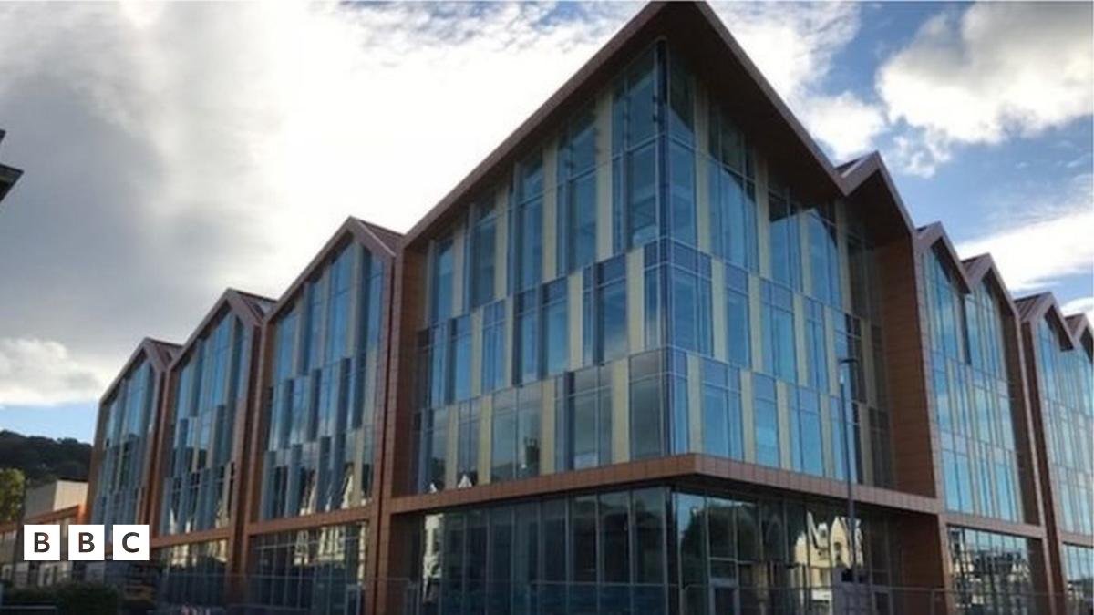 Cyngor Sir Conwy am roi £49m ar gyfer ysgolion - BBC Cymru Fyw