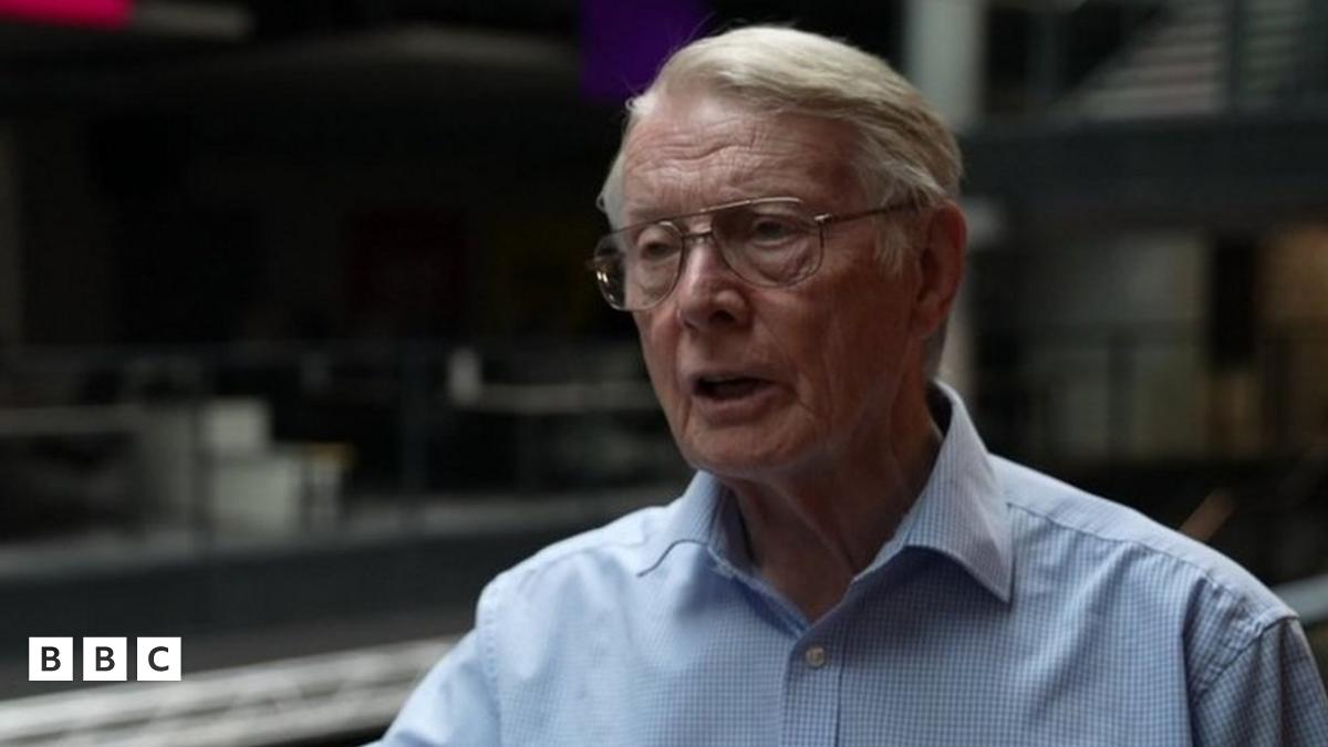 Trelái: Comisiynydd yn gwadu ochri gyda'r heddlu - BBC Cymru Fyw