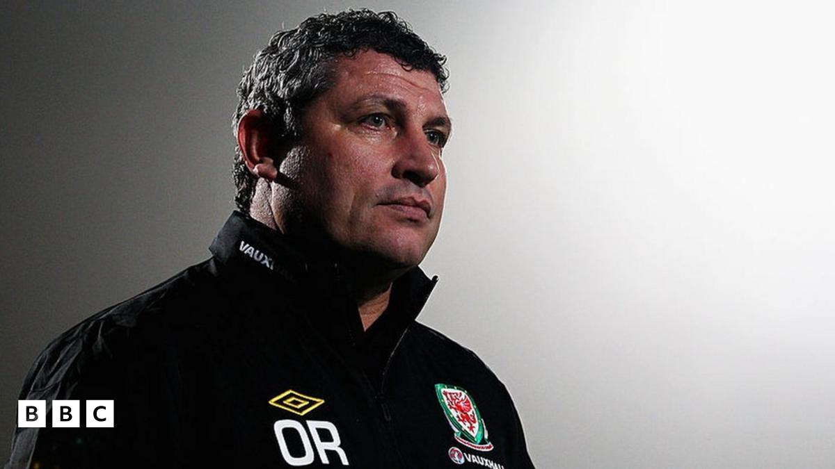Colofn Osian Roberts: 'Dim Kieffer Moore yw'r ateb bob tro' - BBC Cymru Fyw