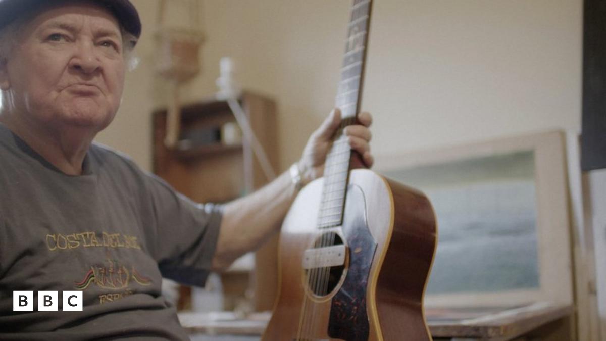 Meic Stevens: Person 'gwahanol iawn' ers cael canser - BBC Cymru Fyw