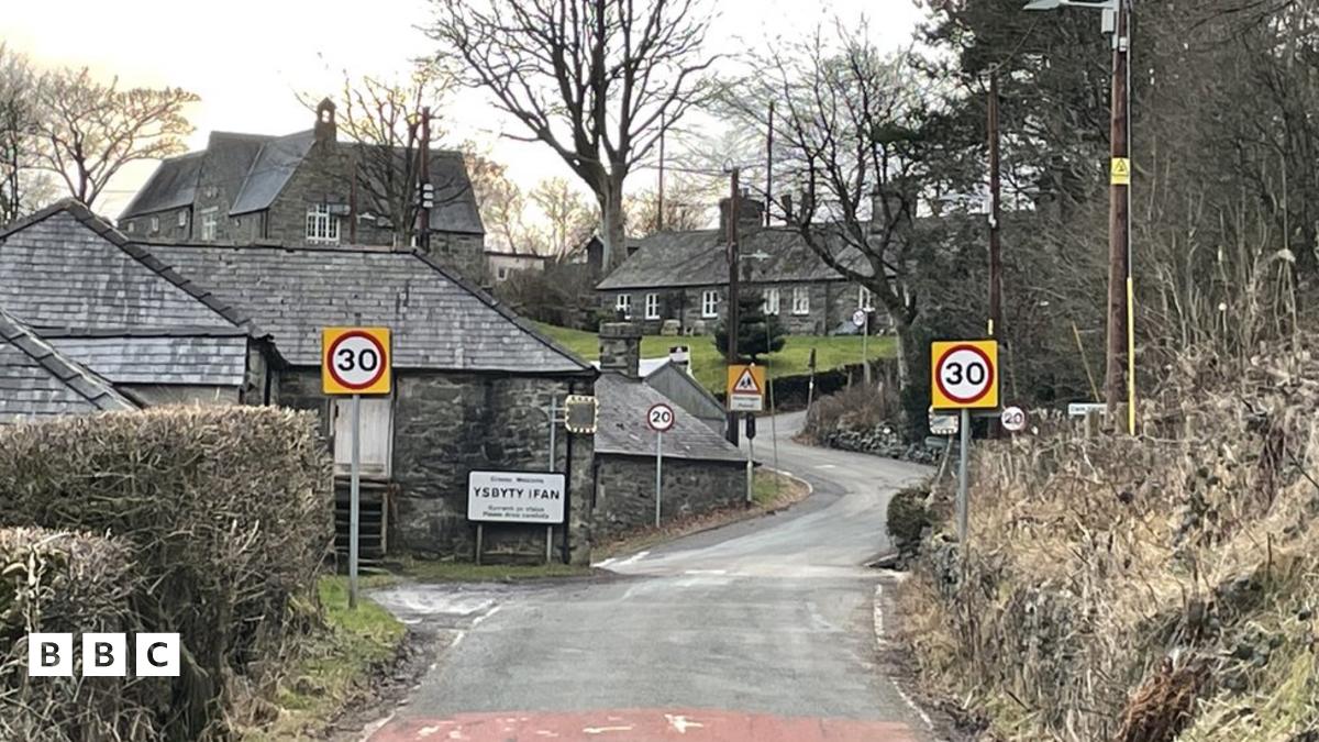 Pwysedd dŵr isel yn effeithio ar gyflenwad Ysbyty Ifan - BBC Cymru Fyw