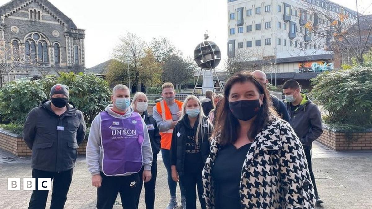Galw ar Gyngor Castell-nedd Port Talbot i reoli canolfannau hamdden ...