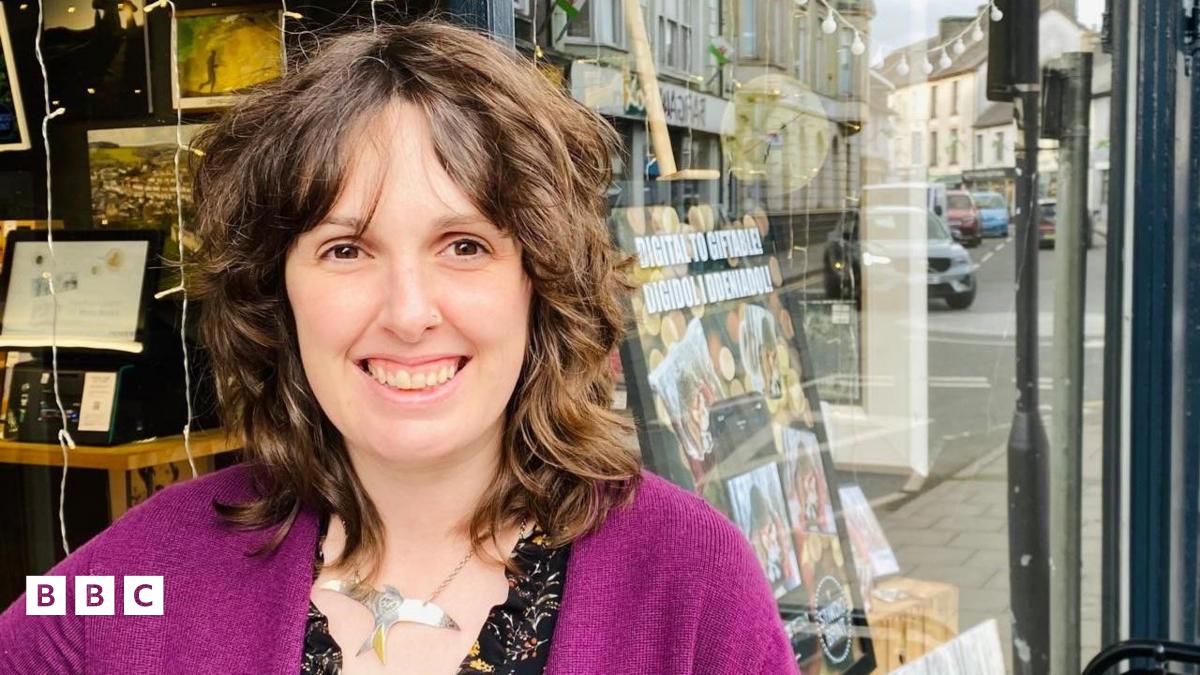 Dyfodol campws Llambed: Pryder y bydd y dref 'yn diflannu' - BBC Cymru Fyw