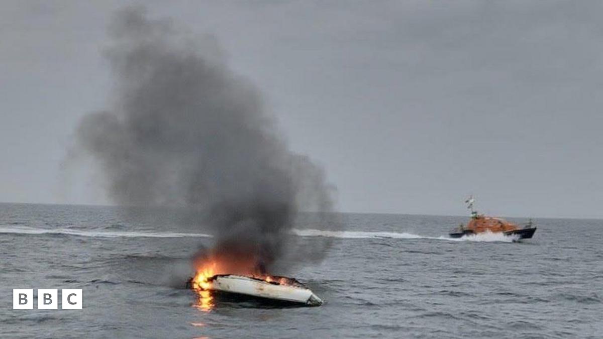Achub dyn o gwch hwylio ar dân oddi ar arfordir Sir Benfro - BBC Cymru Fyw