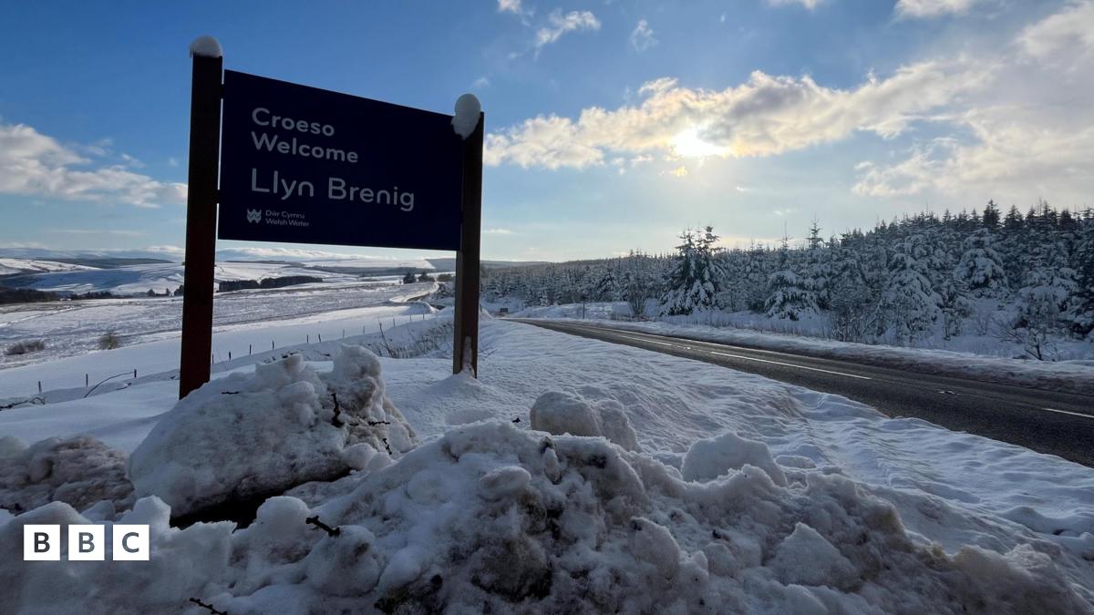 Mwy nag 80 o ysgolion ar gau a rhybudd fod rhagor o rew i ddod - BBC ...