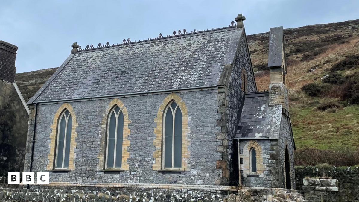 Angen 'swm anferth' i adfer to capel 'rhyfeddol' Ynys Enlli - BBC Cymru Fyw