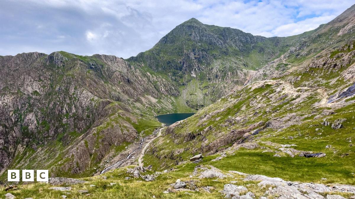 Parc Eryri am barhau i ddefnyddio enwau Cymraeg yn unig - BBC Cymru Fyw
