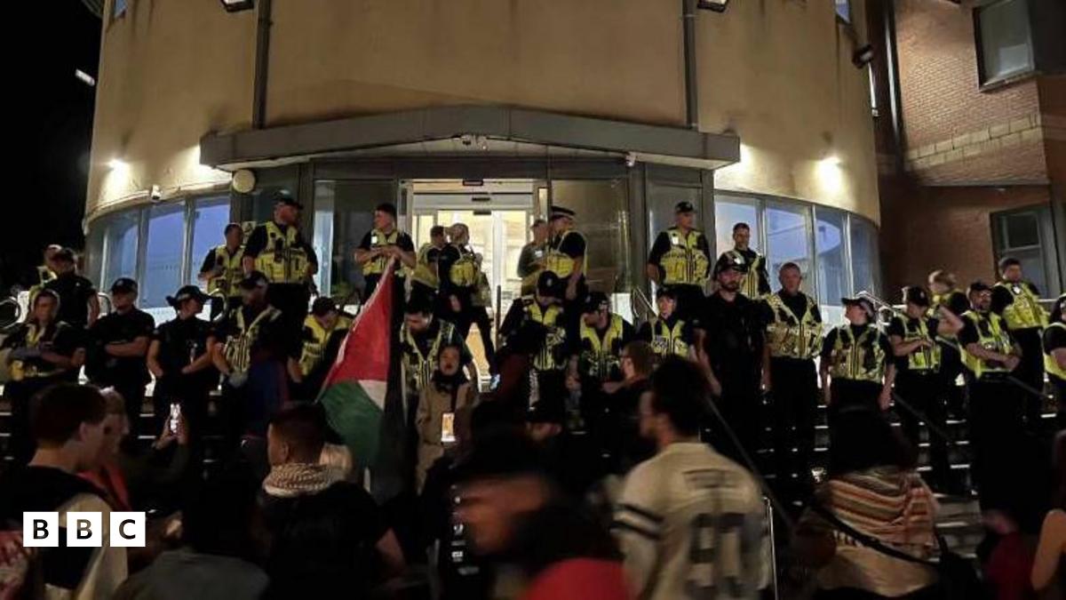 16 wedi eu harestio yn dilyn protest gorsaf heddlu Caerdydd - BBC Cymru Fyw