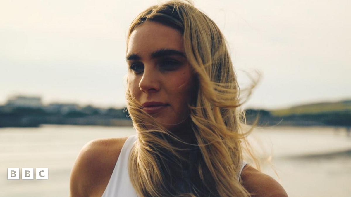 Naomi Allsworth: 'Mae bod tu fas yn fath o therapi' - BBC Cymru Fyw