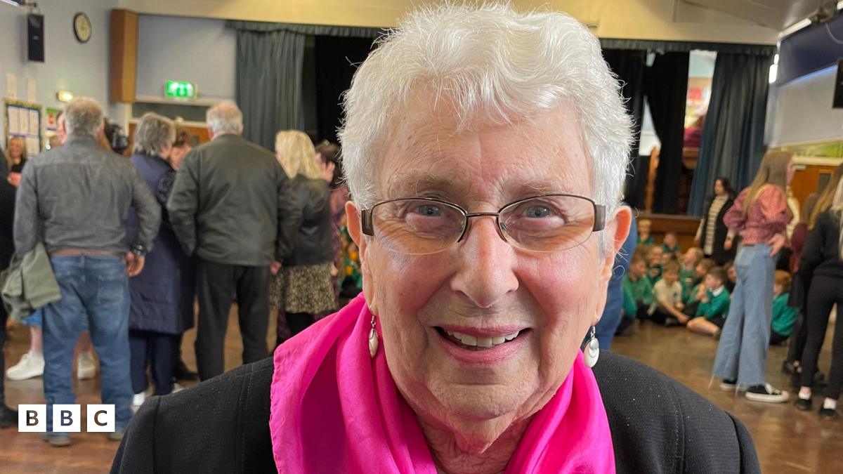 Menna Williams yw enillydd Tlws John a Ceridwen Hughes - BBC Cymru Fyw