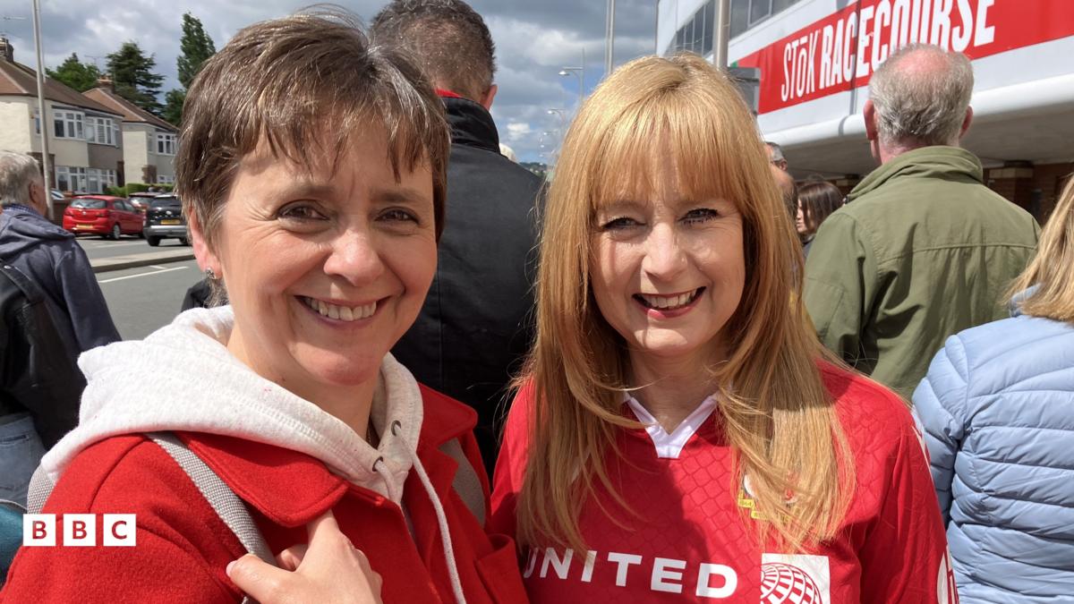 Miloedd o gefnogwyr yn dathlu llwyddiant Wrecsam yn y Cae Ras - BBC ...