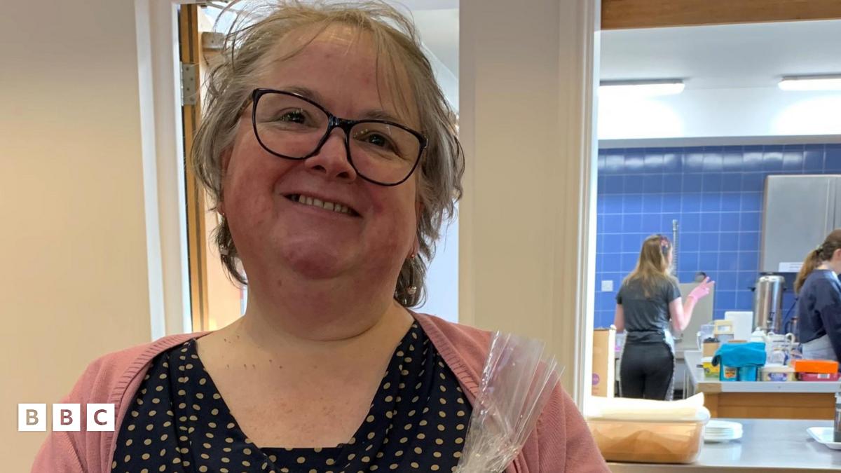 Sefydlu caffi yn Y Fenni i annog pobl i siarad Cymraeg - BBC Cymru Fyw