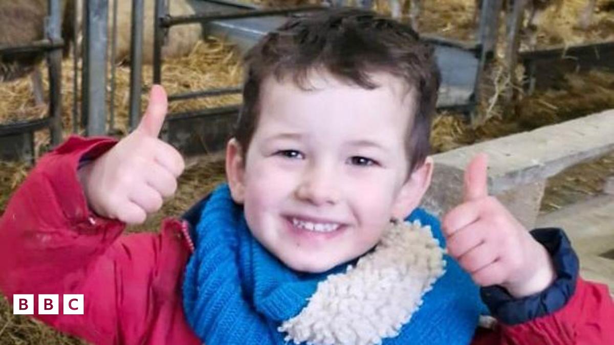 Bachgen 4 oed wedi marw tra'n ceisio gwthio rholer gardd - BBC Cymru Fyw