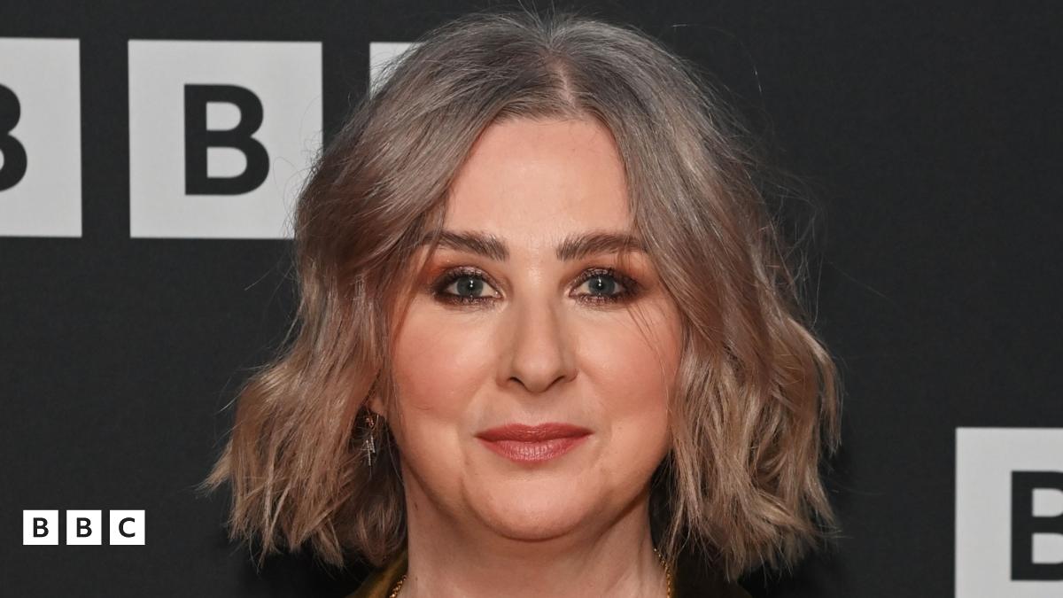 Mali Harries: Llai o waith fel dynes 'llwyd a 49' - BBC Cymru Fyw