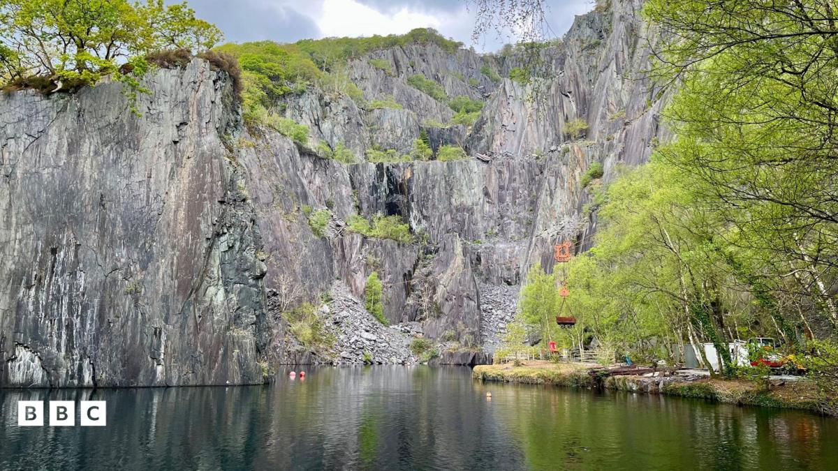 Troi hen chwarel yn atyniad tanddwr 'arloesol' - BBC Cymru Fyw