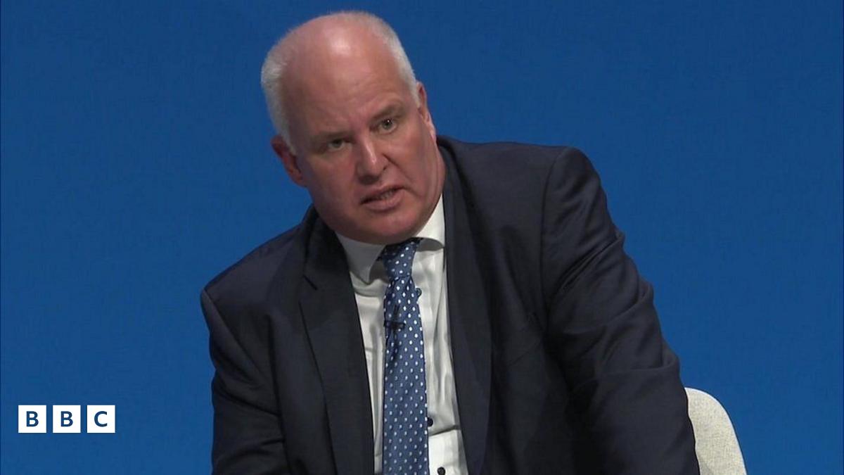 'Rhaid i'r blaid Geidwadol newid neu farw' - Andrew RT Davies - BBC ...