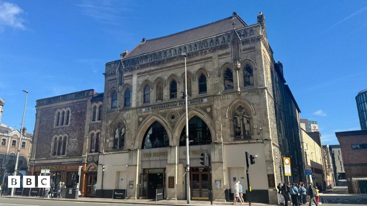 Y dafarn yng Nghaerdydd sydd â bron 1,000 o flynyddoedd o hanes - BBC ...