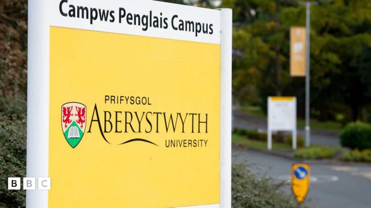 Prifysgol Aberystwyth: 'Hyd at 200 o swyddi' dan fygythiad - BBC Cymru Fyw