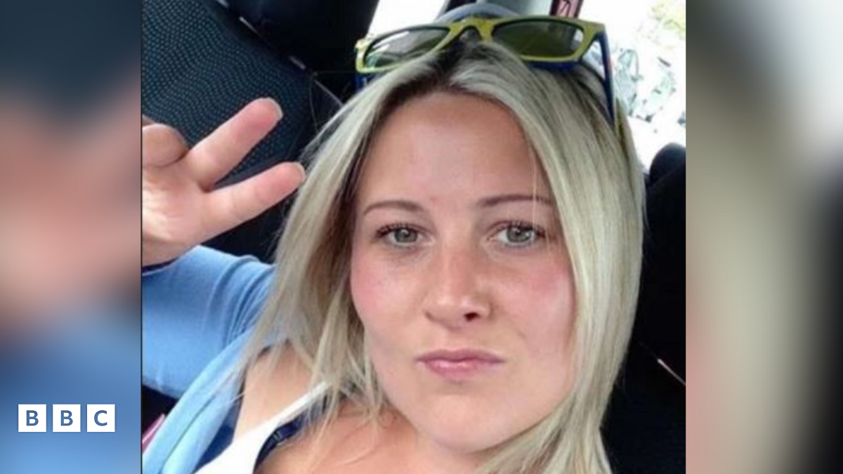 Dyn yn y llys wedi'i gyhuddo o lofruddiaeth Tonysguboriau - BBC Cymru Fyw