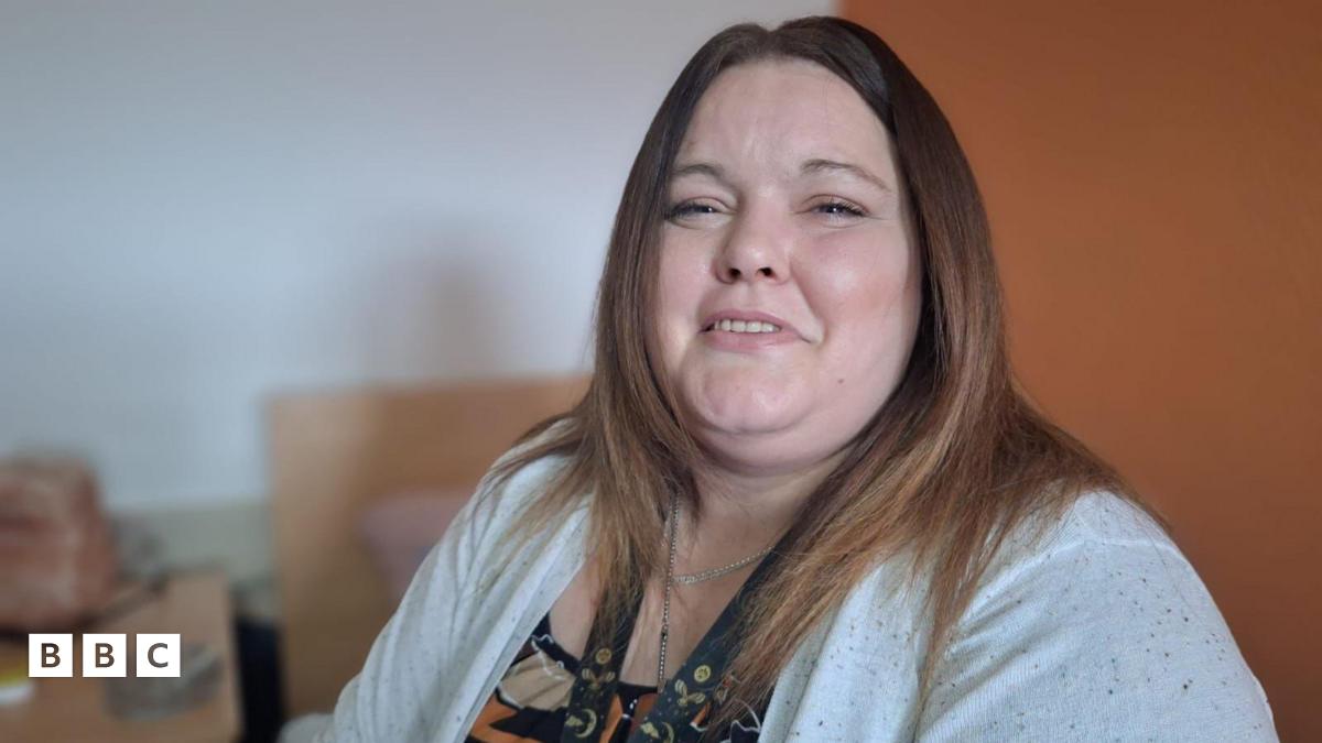 Aros blynyddoedd am gartref 'yn cael effaith ar fy iechyd meddwl' - BBC Cymru Fyw