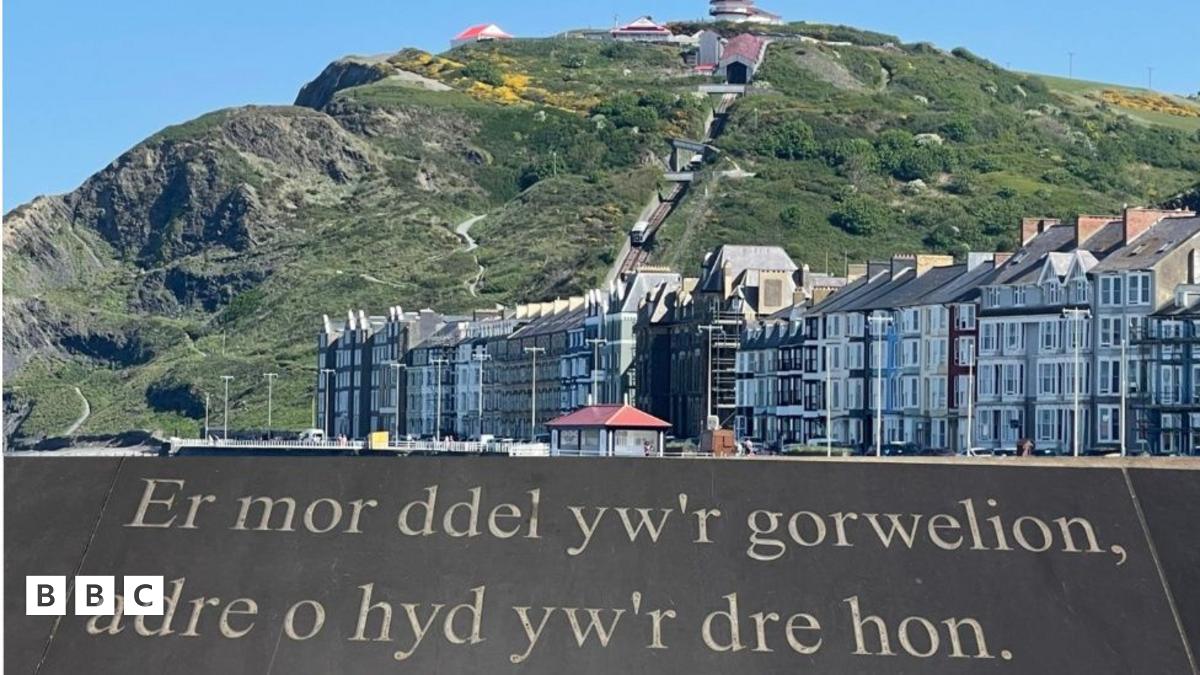Aberystwyth: Cerfio cwpledi beirdd ar y prom fel rhan o brosiect £10.8m ...