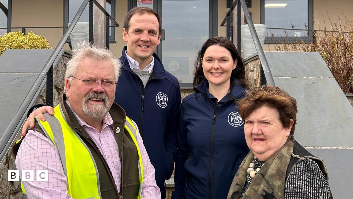 Llaeth y Llan yn 40: 'Mae'n anodd credu lle ydan ni heddiw' - BBC Cymru Fyw