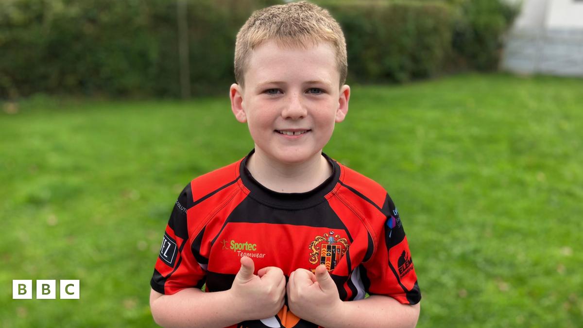 Bachgen 8 oed yn rhedeg 26 milltir er mwyn cefnogi'r digartref - BBC ...