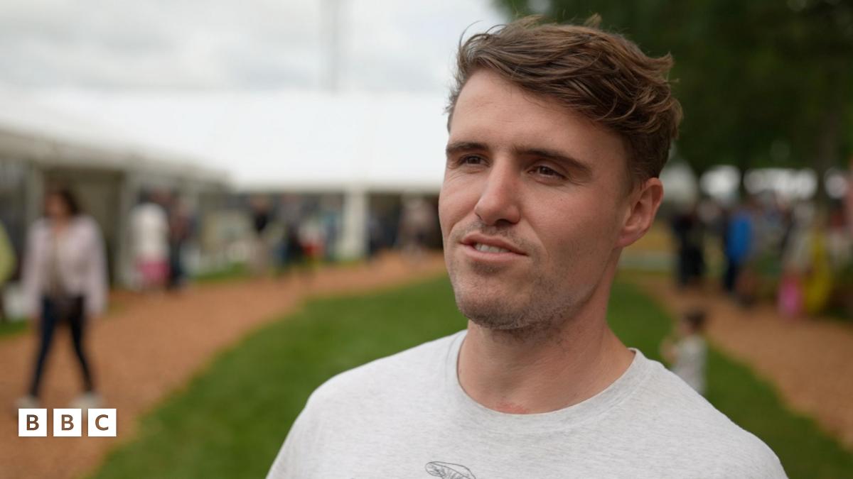 Gallai ffermwyr Cymru dyfu bwyd mewn garej neu sgubor? - BBC Cymru Fyw