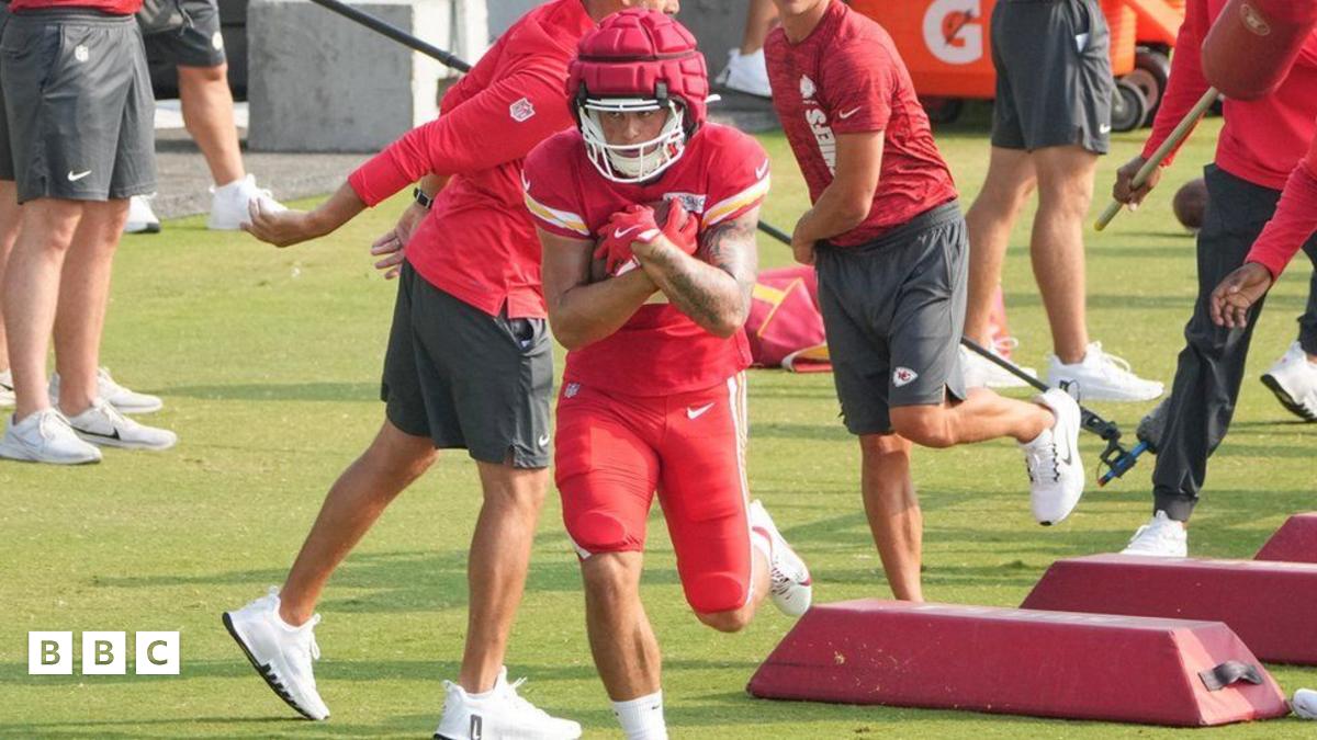 Anaf i Rees-Zammit cyn gêm NFL bwysig - BBC Cymru Fyw