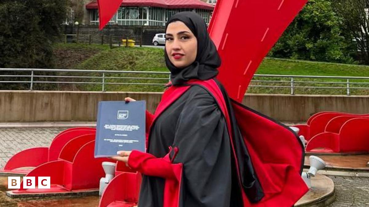 Menyw o Syria ddim wedi cael gwybod am addysg Gymraeg i'w phlant - BBC ...