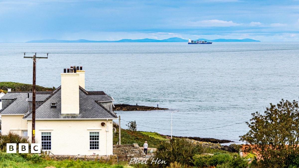 Ynys Manaw i'w gweld o Ynys Môn - BBC Cymru Fyw