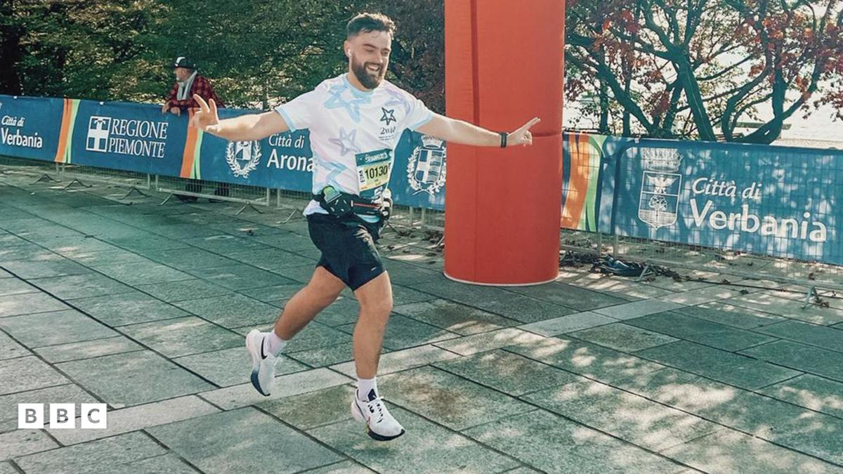 'Emosiynol' rhedeg marathon y mis am flwyddyn er cof am ffrind - BBC ...