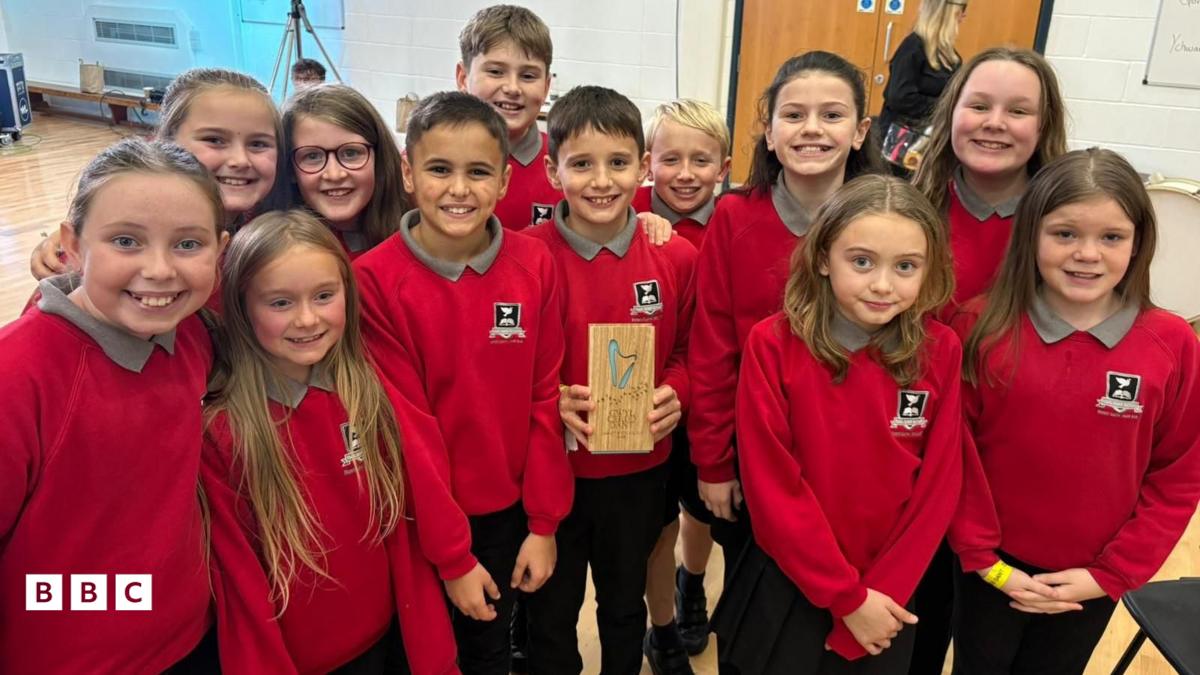 Gŵyl Cerdd Dant: Cipolwg ar ddiwrnod da yn Aberystwyth - BBC Cymru Fyw