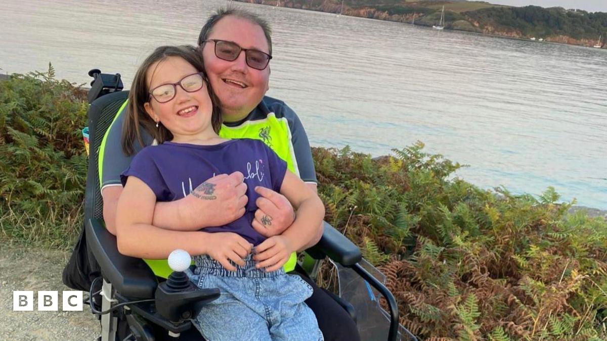 Gwyliau haf 'yn teimlo'n hir' i ofalwyr ifanc 'unig' - BBC Cymru Fyw