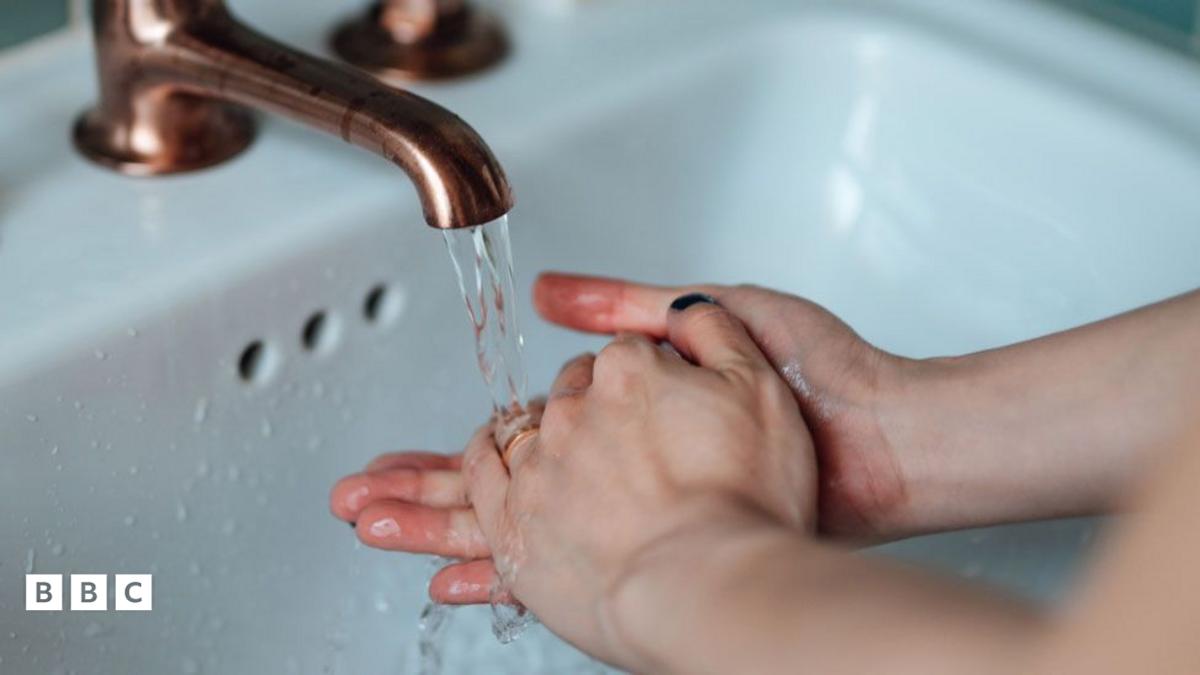 Dŵr Cymru i ddychwelyd £24.1m i gwsmeriaid ar ôl methu targedau - BBC ...