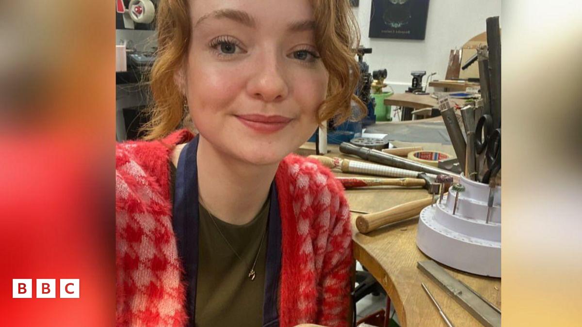 Dylunio Coron yr Eisteddfod yn 23 oed yn 'freuddwyd' - BBC Cymru Fyw