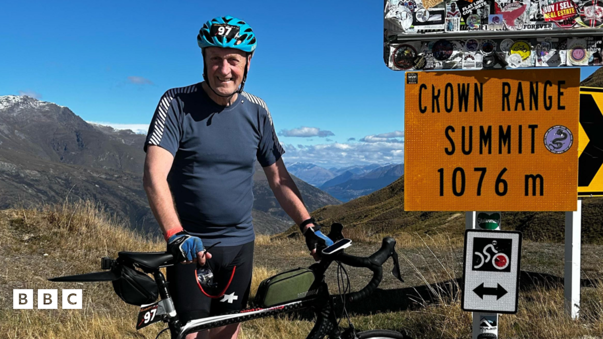 Richard Rees: Dathlu troi'n 70 drwy seiclo 450km yn Seland Newydd - BBC Cymru Fyw