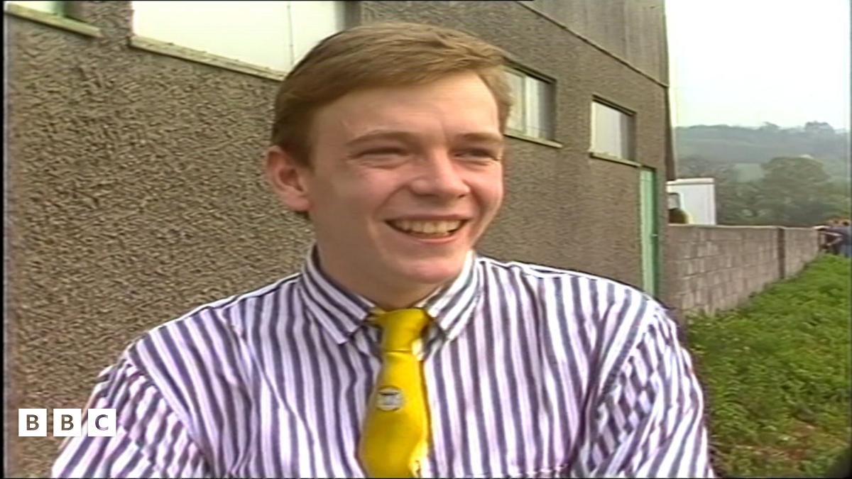 Cofio'r gêm bêl-droed rhwng Ian Beale ac Eastenders v Pobol y Cwm - BBC ...