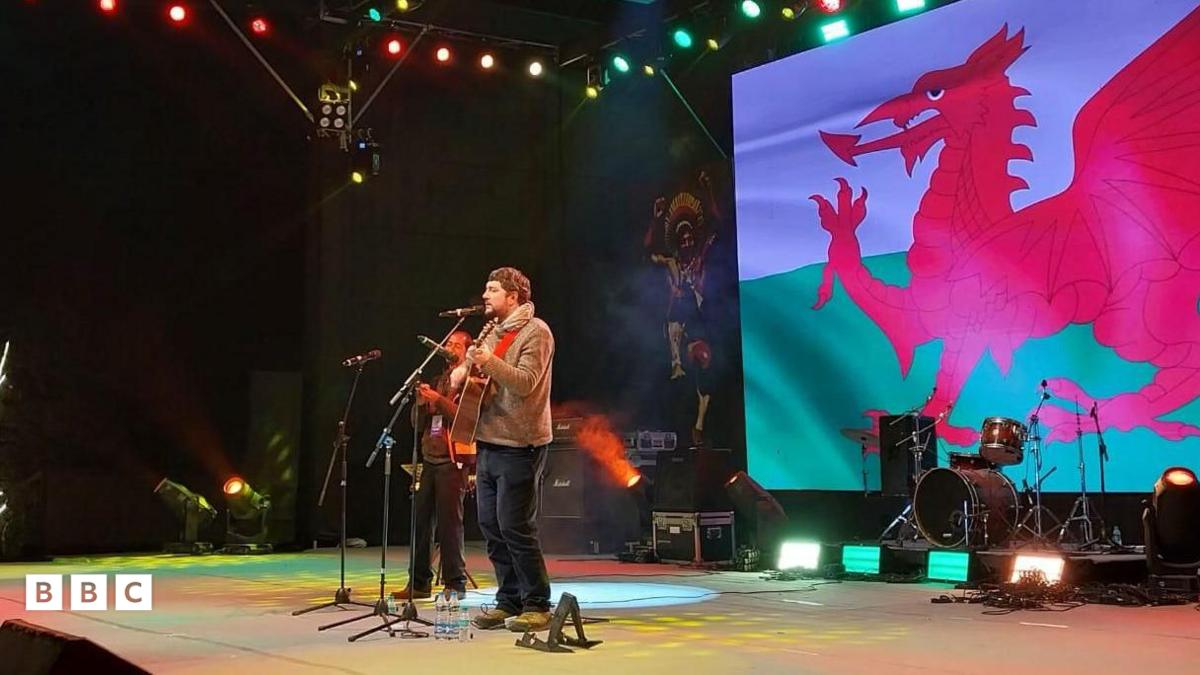 Gareth Bonello: 'Dylanwad Cymru ar ddiwylliant Khasi' - BBC Cymru Fyw