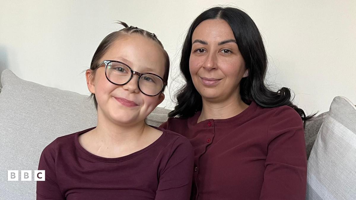 Merch 10 oed â chanser yn sefydlu elusen i helpu plant sy'n sâl - BBC ...