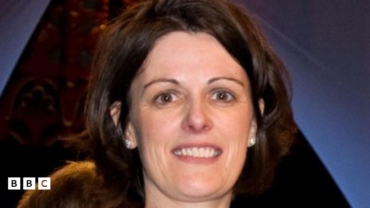 Teyrnged i chwaer Rhys Meirion, Elen, fu farw wedi damwain drasig - BBC ...