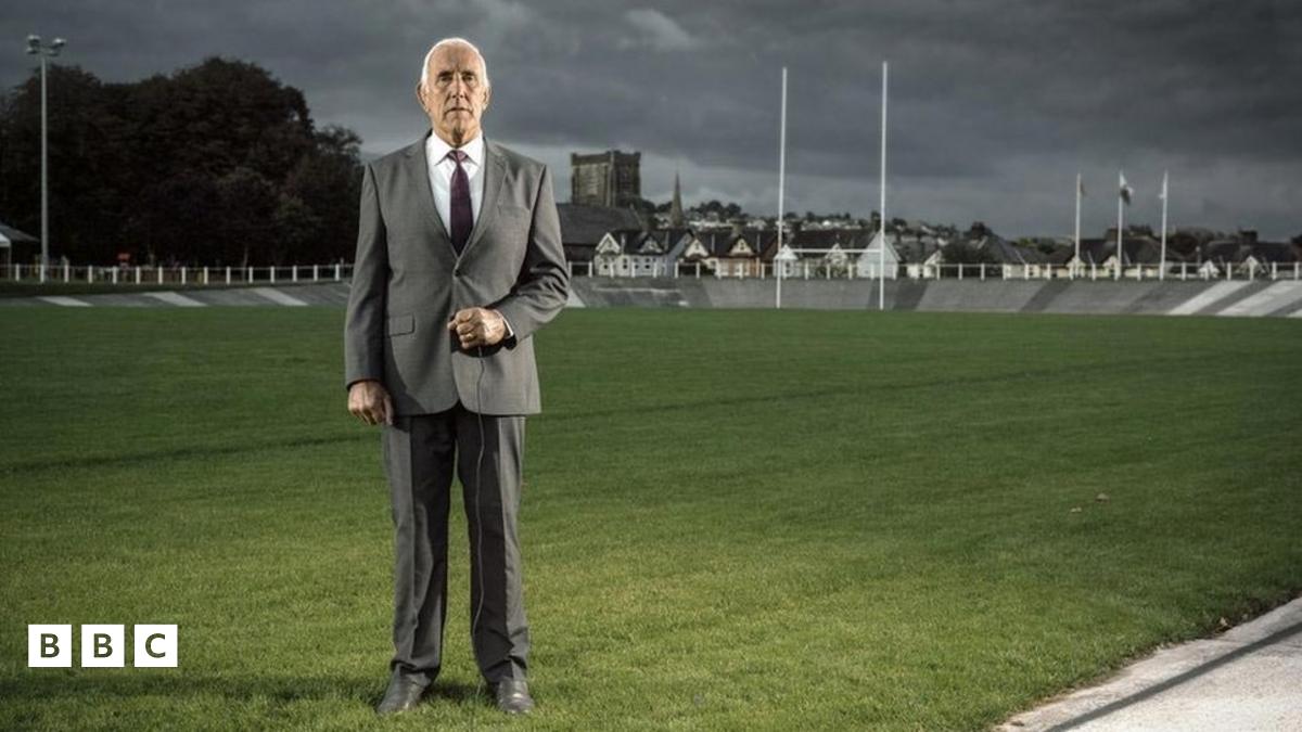 Arddangosfa arwyr rygbi yng Nghaerfyrddin - BBC Cymru Fyw