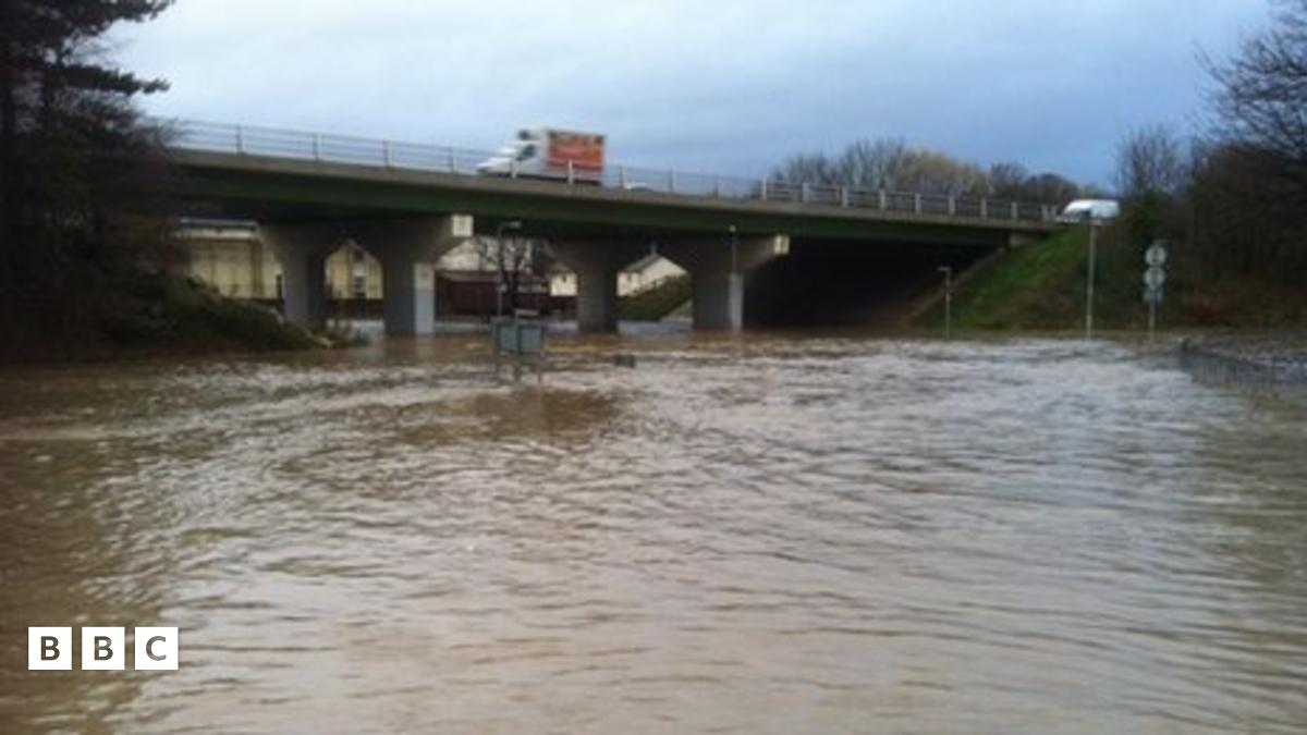 Llifogydd difrifol yn effeithio ar siroedd Conwy a Dinbych - BBC Cymru Fyw