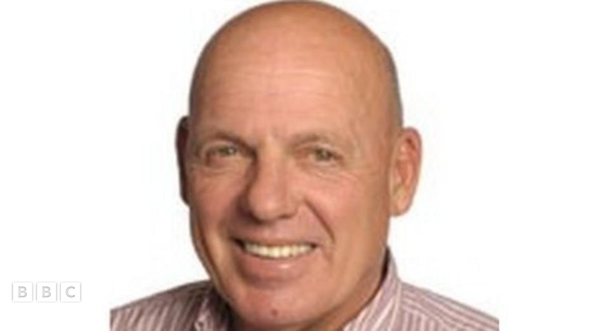 Gwahardd cynghorydd ar amheuaeth o dorri cod ymddygiad - BBC Cymru Fyw